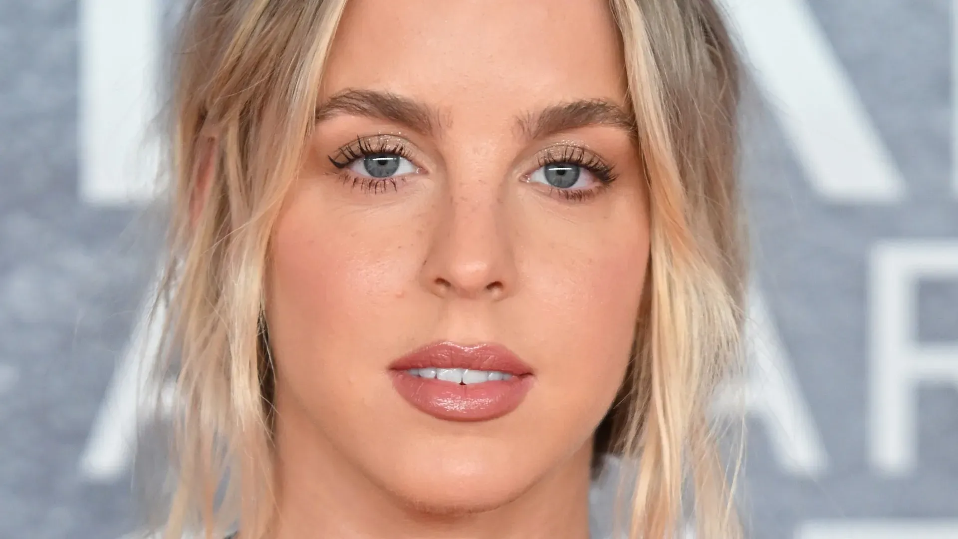 Keely Hodgkinson begeistert alle auf dem roten Teppich: Fotos des Stars