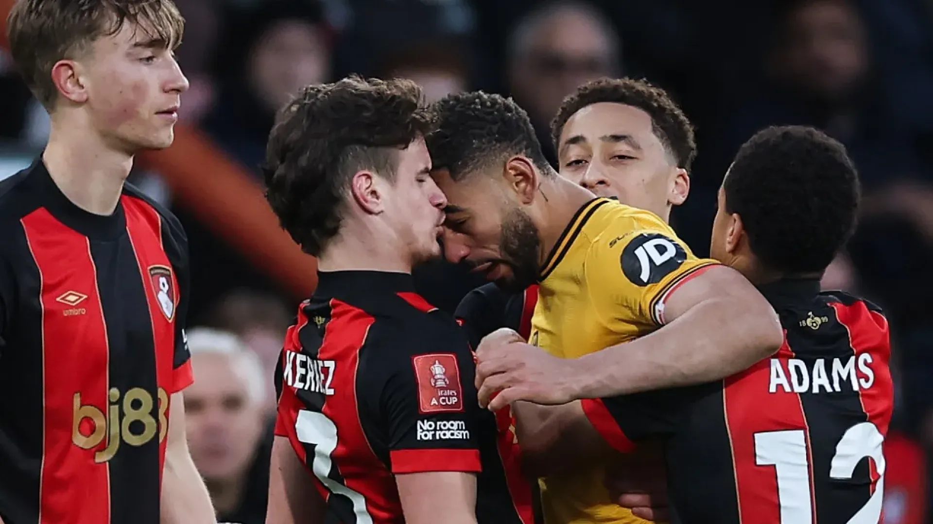 il donne un coup de tête à son adversaire : les images de la folie de l ...