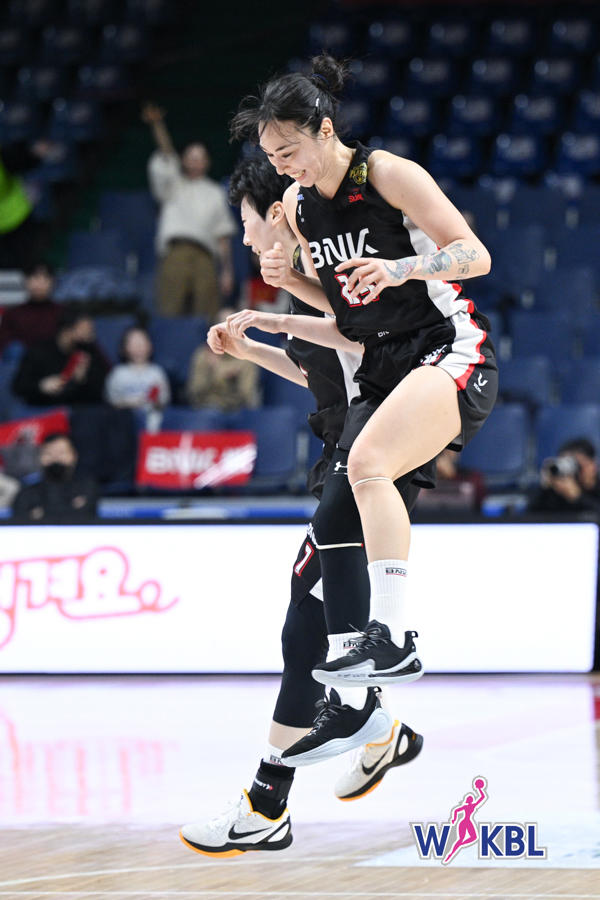 베테랑의 힘…여자농구 PO, BNK 기선 제압