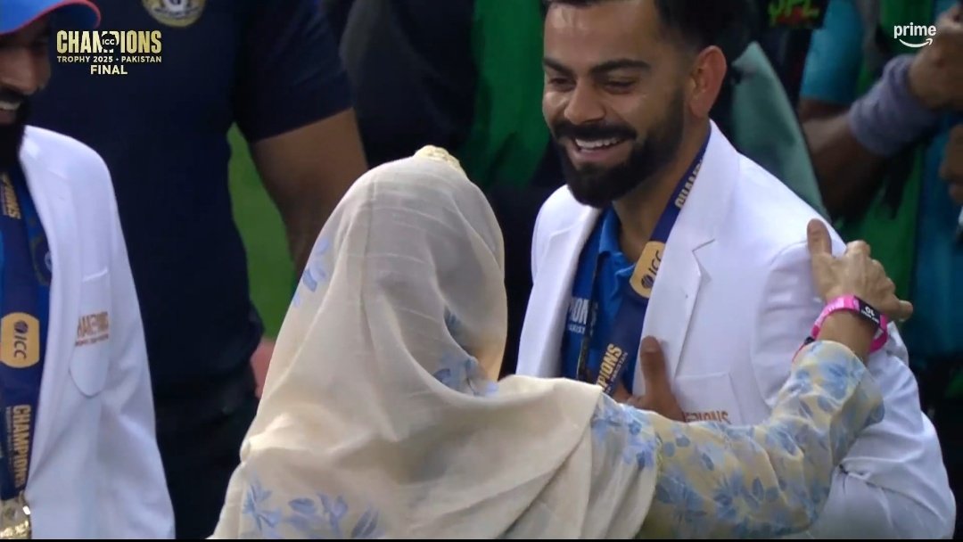 Video: Virat Kohli Touches Shami’s Mom’s Feet Before Clicking Pics & It ...