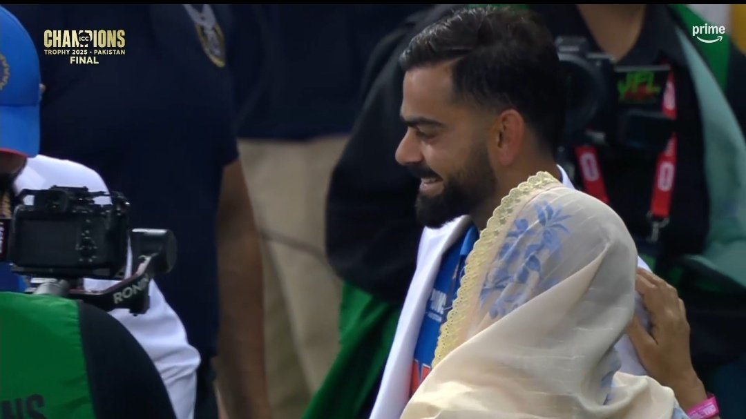 Video: Virat Kohli Touches Shami’s Mom’s Feet Before Clicking Pics & It ...