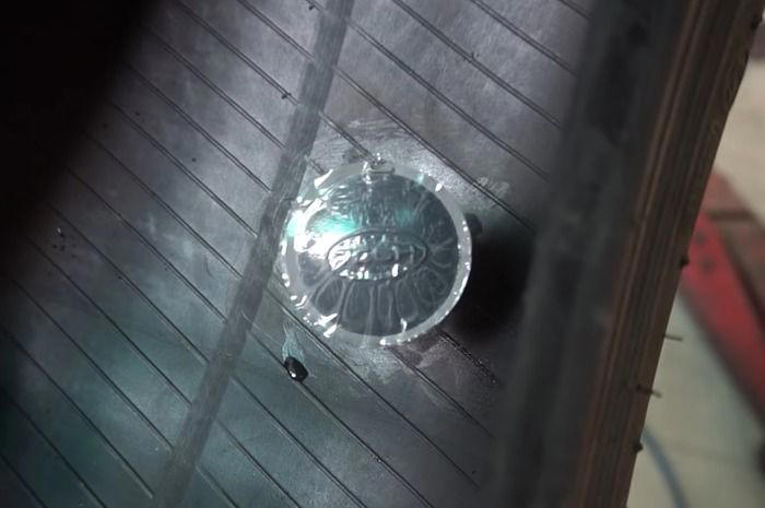 Sedikit yang Tahu, Ini Metode Tambal Dinding Ban Mobil yang Bocor