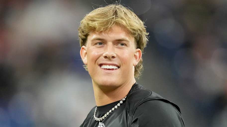 Lane Kiffin shows off jacked arms calling out QB Jaxson Dart, son Knox