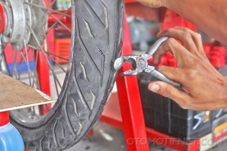 Wajib Tahu, Menambal Dengan Cara Ditusuk Lapisan Kawat Ban Tubeless ...