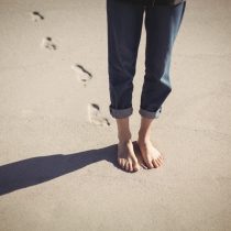 Descubre los beneficios de caminar descalzo para tu salud y aprende ...