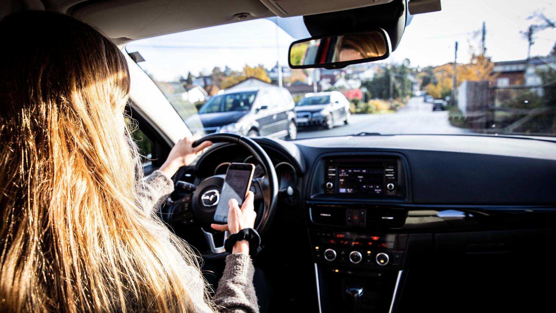 Nå blir det enda dyrere å bruke mobil bak rattet