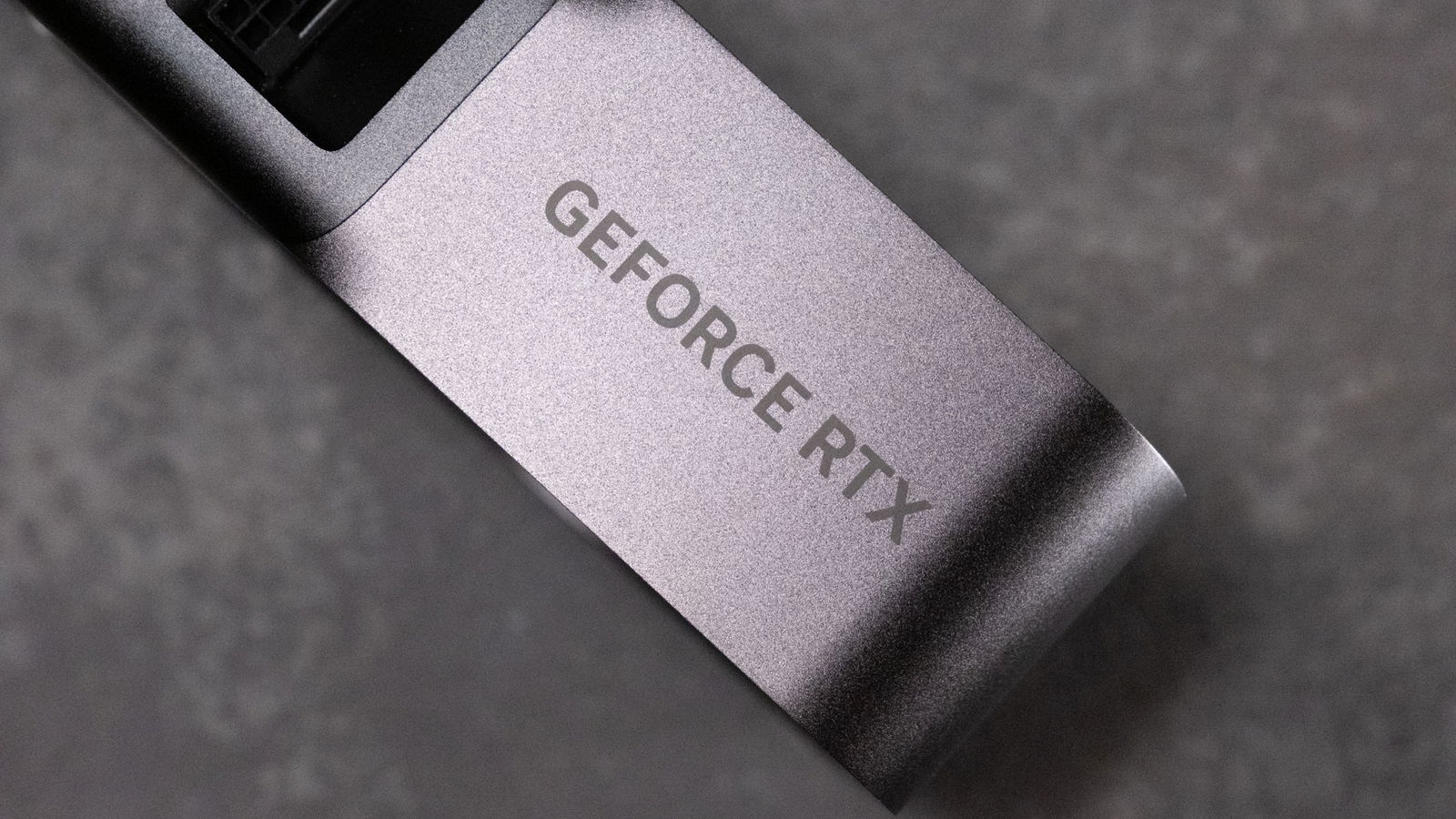 Una RTX 5000 MXM su desktop? Si può, con questo adattatore