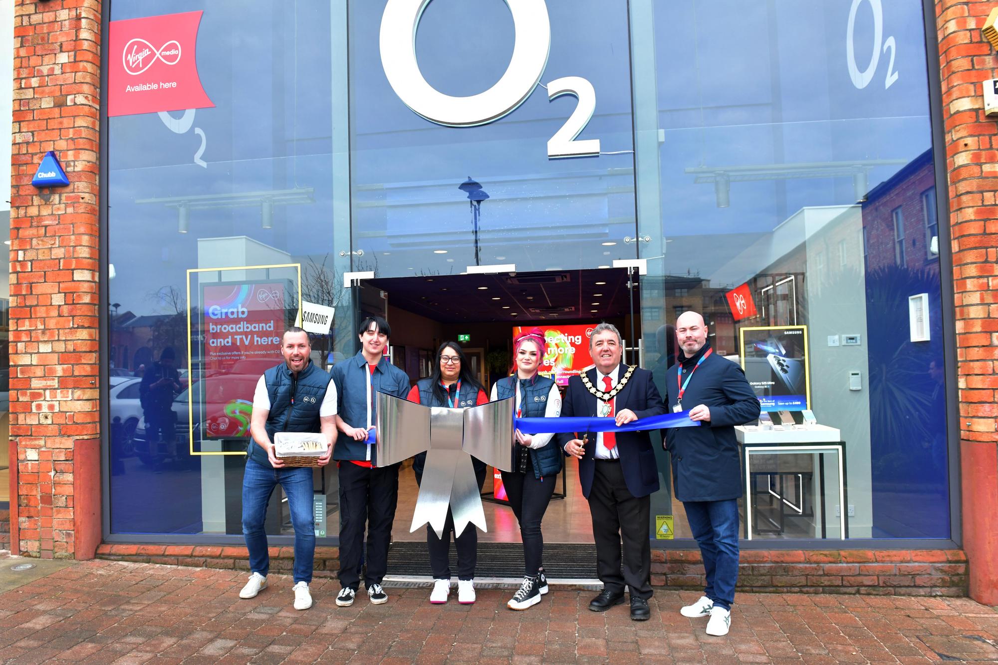 Mayor officially opens new O2 store at Marshall’s Yard in Gainsborough
