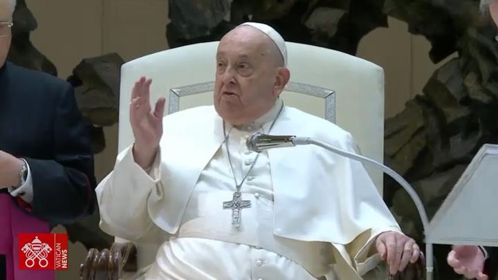El Papa pasa una "noche tranquila" y "sigue descansando"