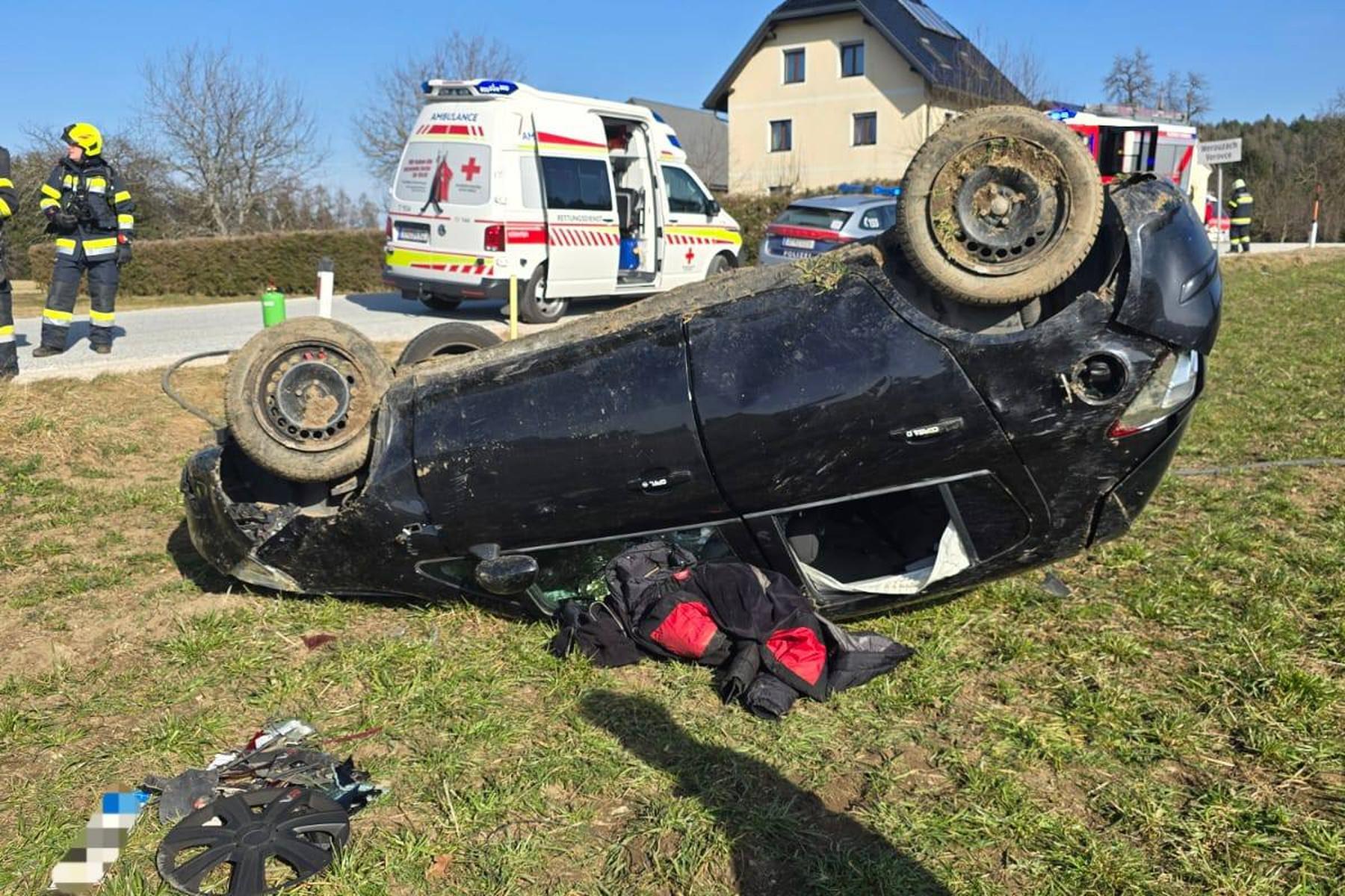 Ersthelfer zog verletzte Frau aus Auto, Hund lief im Schock davon