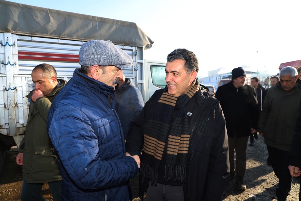 Başkan Demir hayvan pazarını ziyaret etti