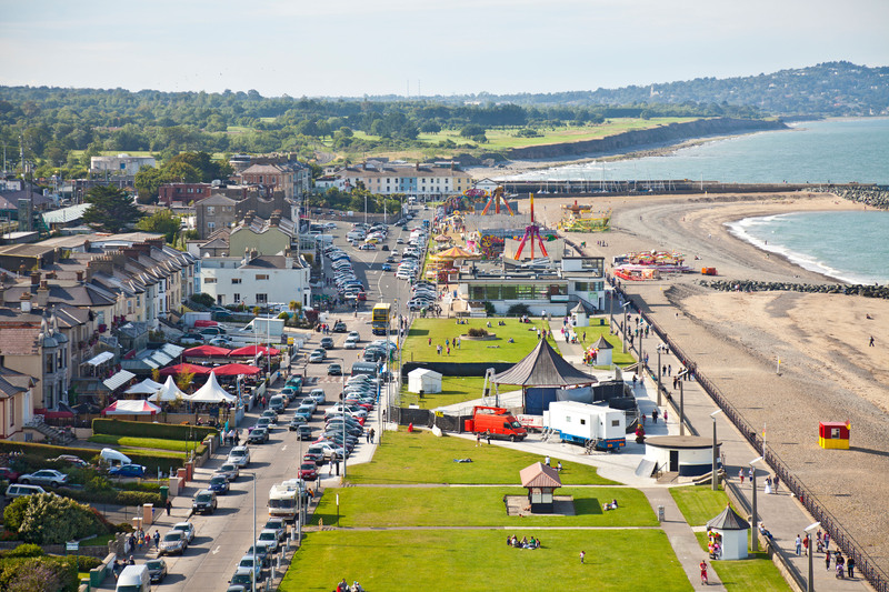 Firefighters rescue a number of people from large fire at apartment ...