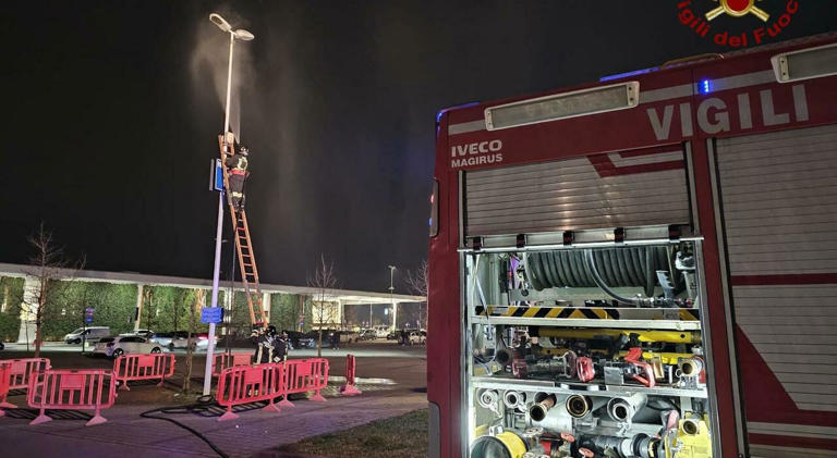 Incendio a un lampione nel parcheggio del centro commerciale: i clienti vedono fumo e fiamme ...