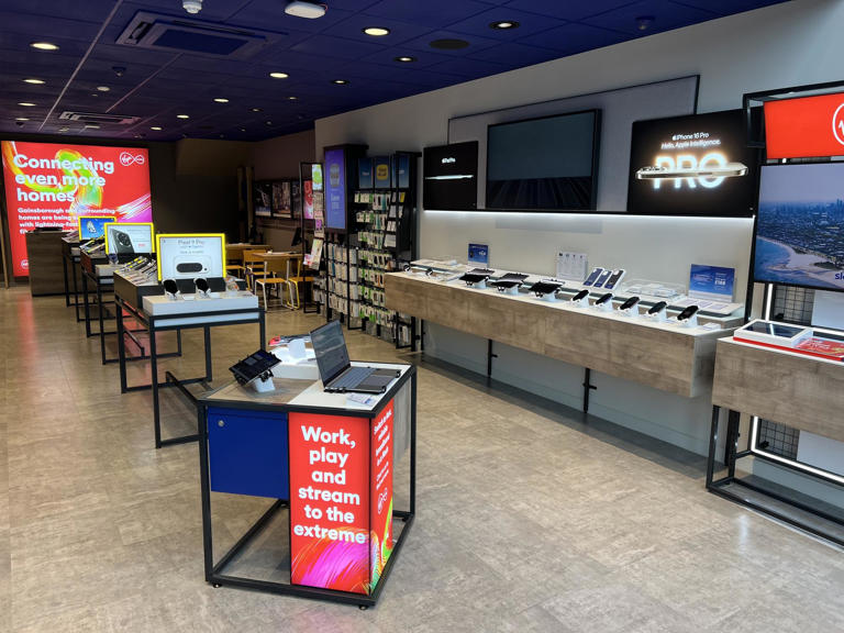 Mayor officially opens new O2 store at Marshall’s Yard in Gainsborough