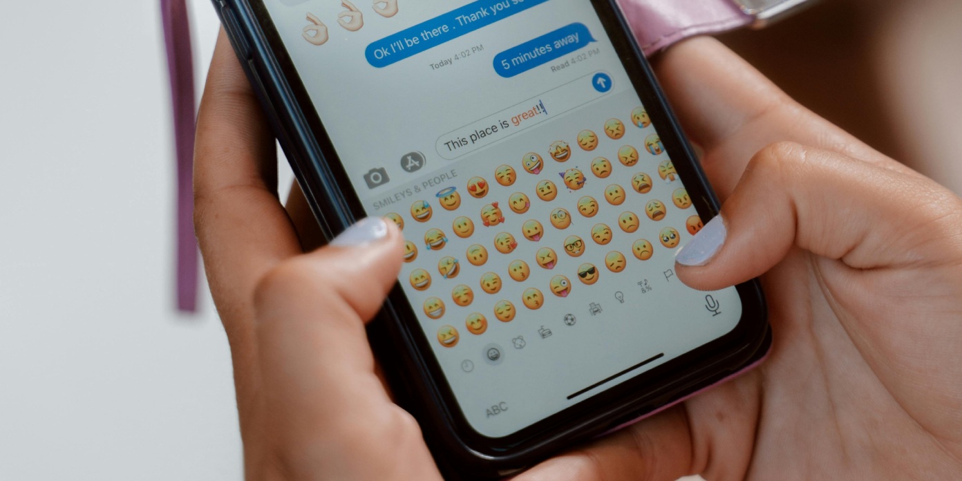 Je zult dol zijn op deze nieuwe emoji met donkere kringen op je telefoon!