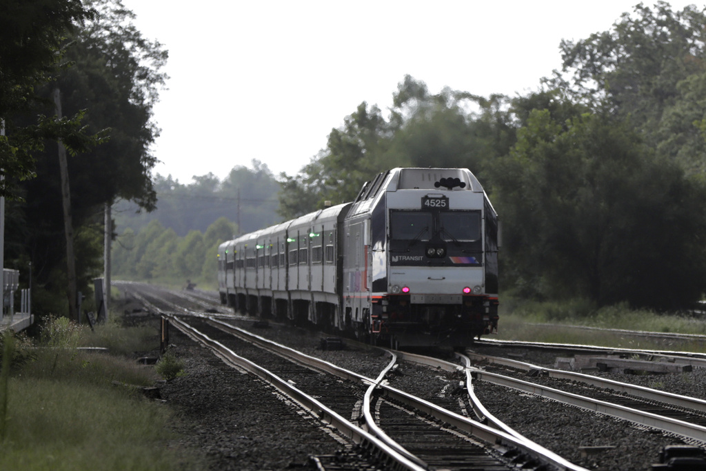 NJ Transit and engineers union tentatively agree to a new contract and ...