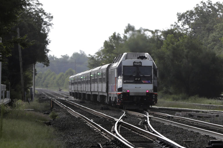 NJ Transit and engineers union tentatively agree to a new contract and ...
