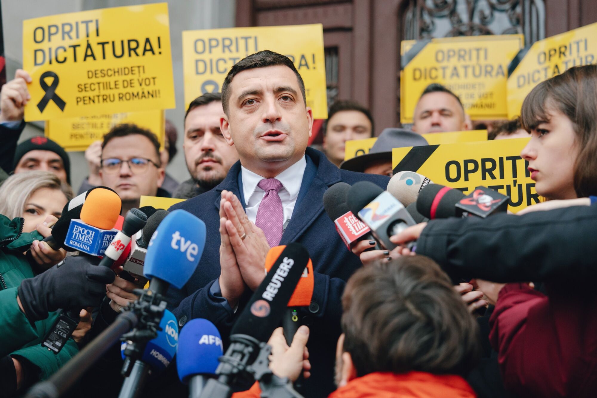 Romanian Far-Right Regroups as Frontrunner Barred From Vote