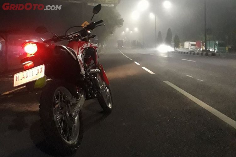 Persiapan Mudik, Ini Tandanya Bila Motor Oleng Saat Melindas Garis di Jalan