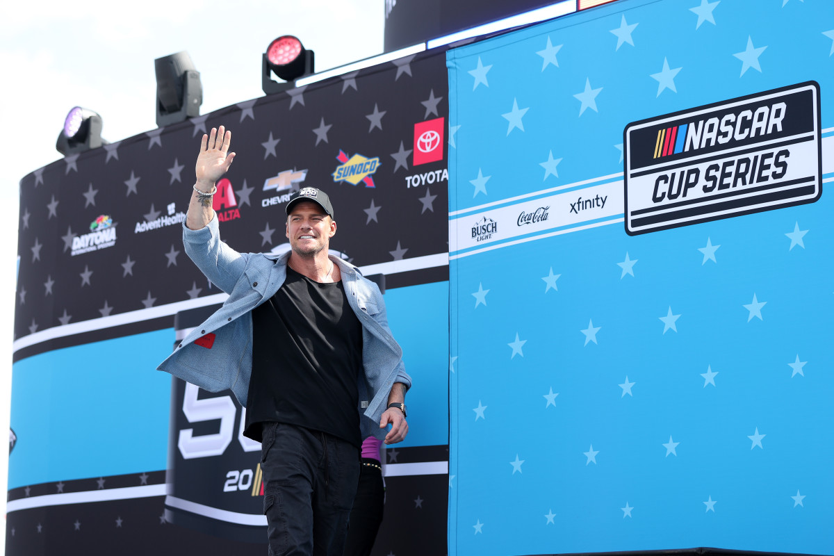 Mike Israetel Critiques Alan Ritchson's Bodyweight Workout Routine