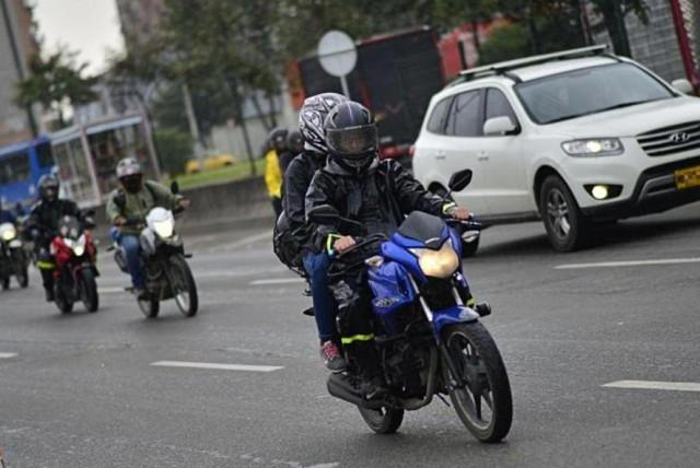 ¿Habrá restricción para parrillero en moto en Bogotá para 2025? Esto respondió alcalde Carlos ...