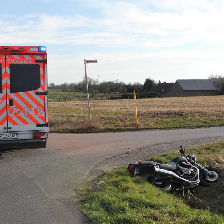 Motorradfahrer will Traktor überholen und wird schwer verletzt