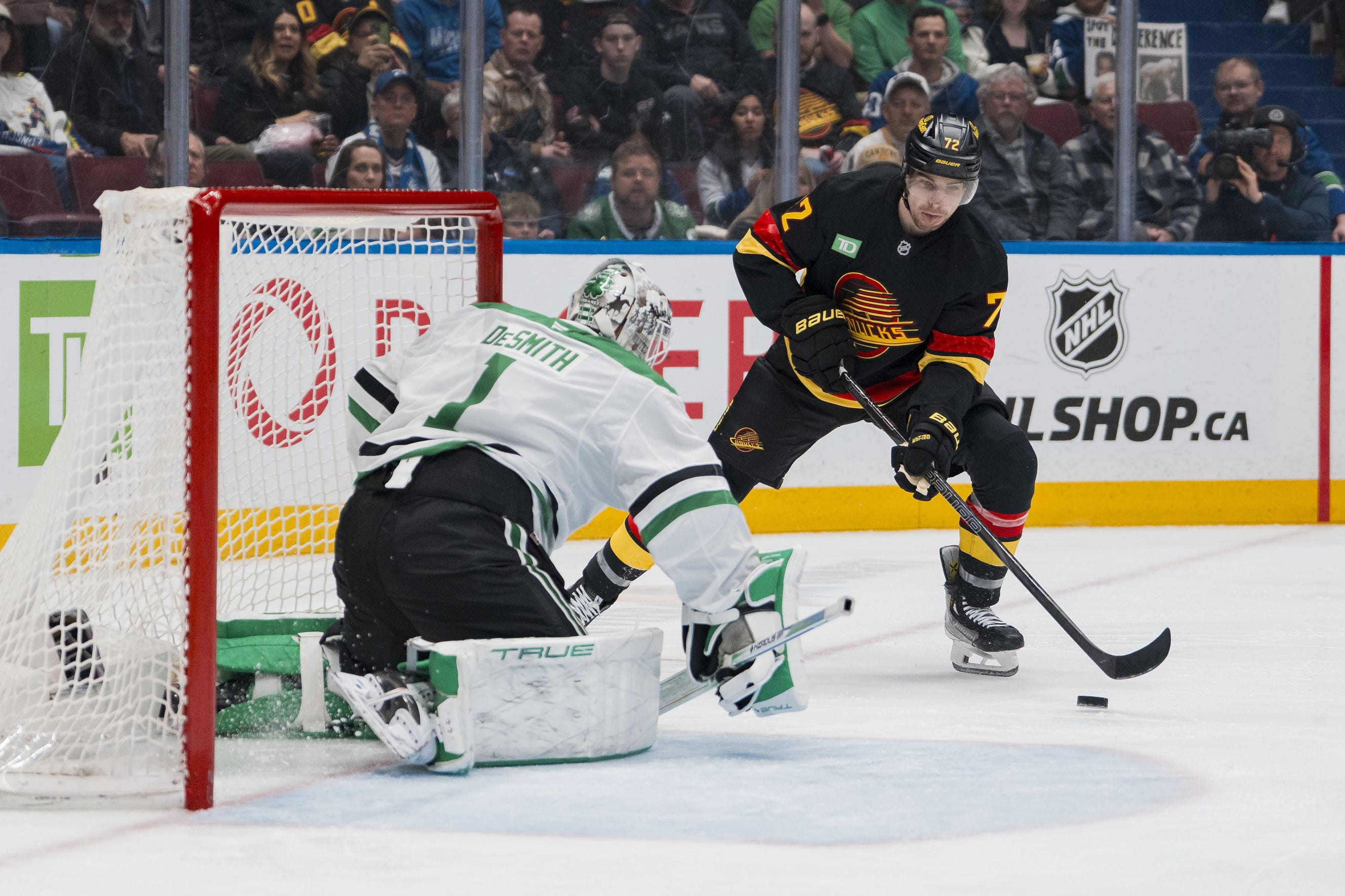 Spits & Suds: DeSmith shuts down Canucks in Stars' 4-1 win