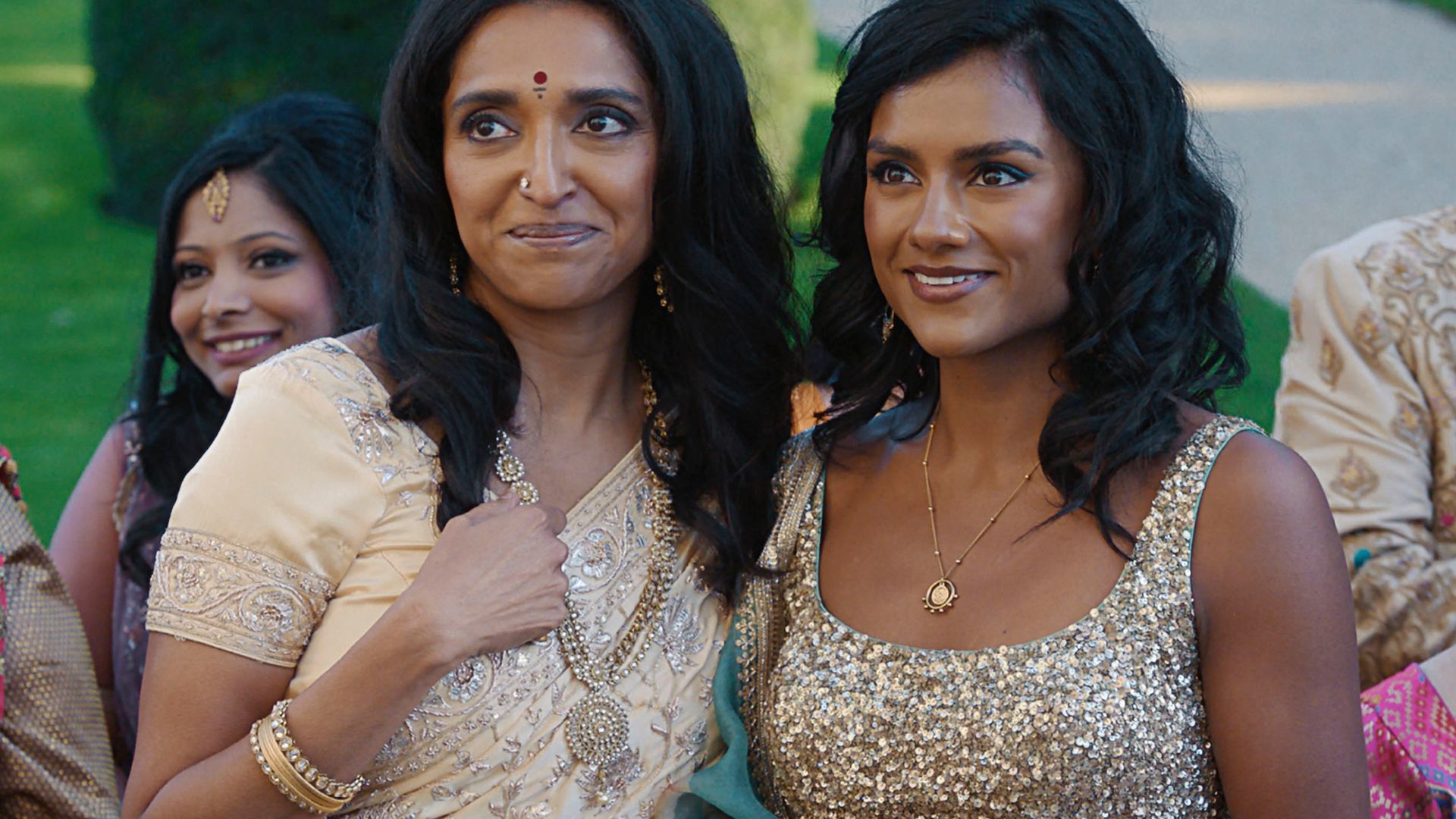 Simone Ashley's necklace she wears in her cute rom-com Picture This ...