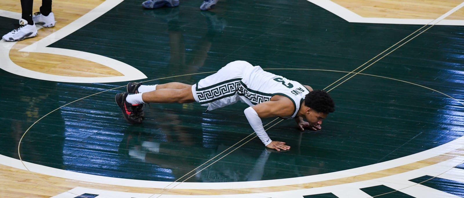 Outright Brawl Nearly Erupts In Michigan-Michigan State Game Over 30 ...