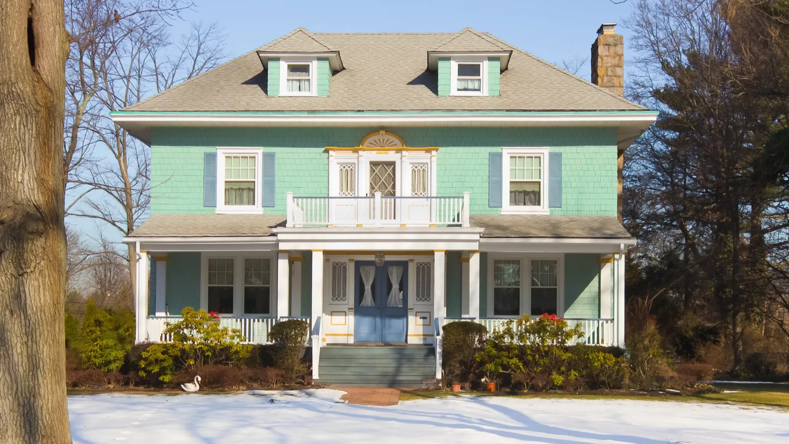 Revamp Winter Curb Appeal with a Snow Blower