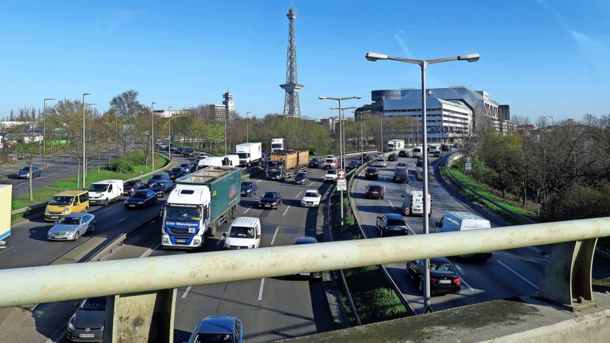 A100 Berlin: Riss in Brücke – Autobahn bleibt in Richtung Norden einspurig