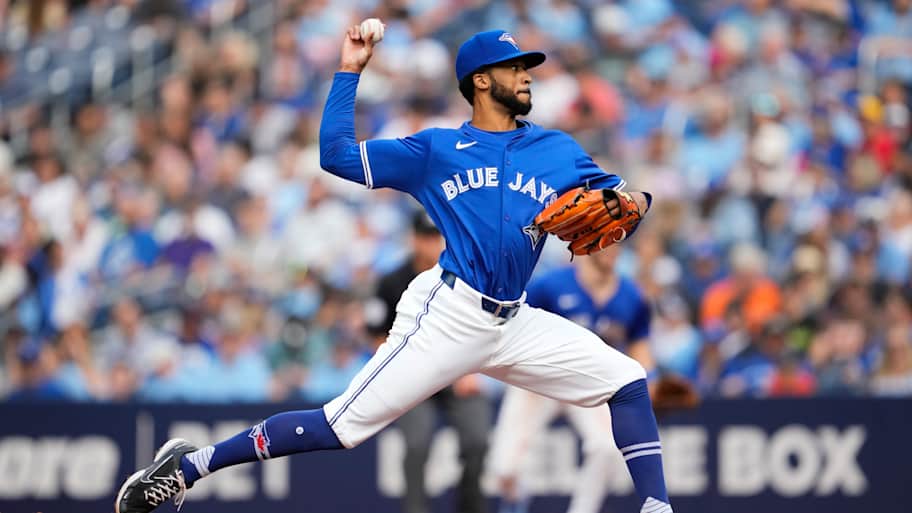 Blue Jays ink familiar reliever to major league contract