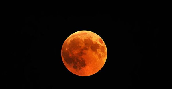 A total lunar eclipse will turn Montreal's moon red this week —Here's ...