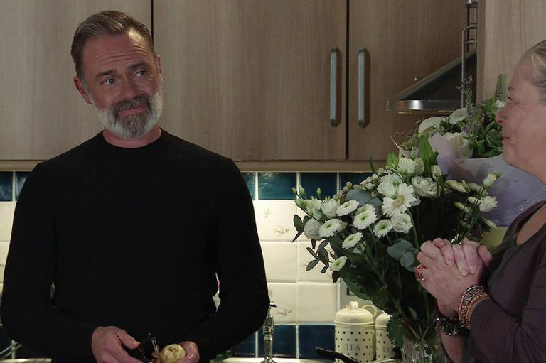 Coronation Street fans 'work out' Deirdre Barlow 'had secret love child ...