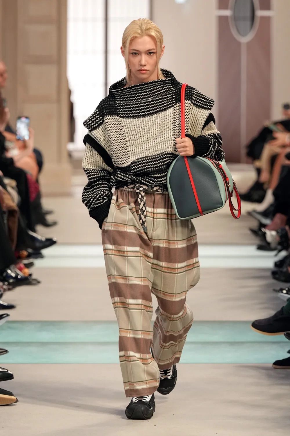 Felix Lee, star du groupe de K-Pop *Stray Kids*, a enflammé le défilé ...