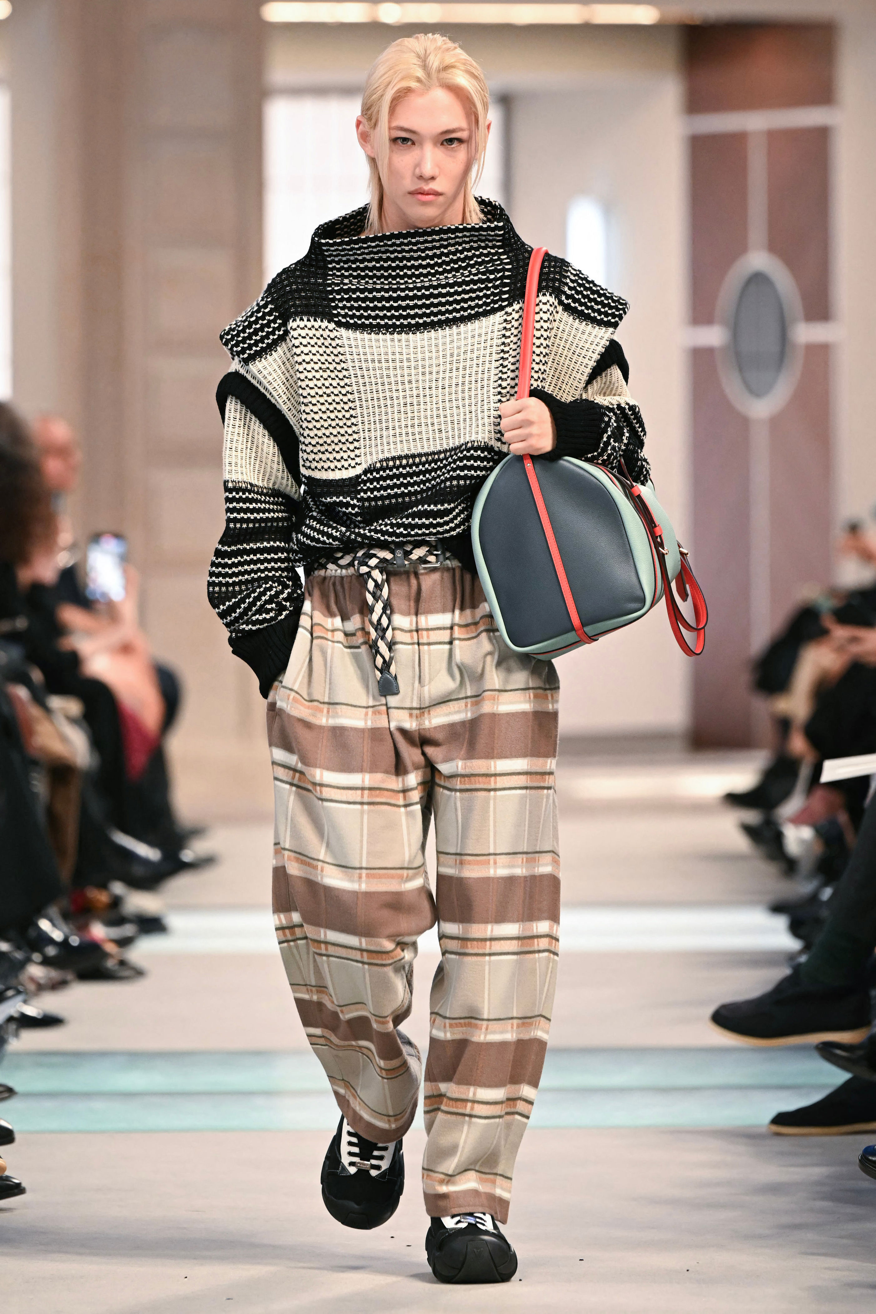 Stray Kids' Felix Makes Runway Return at Louis Vuitton Fall 2025 Show ...