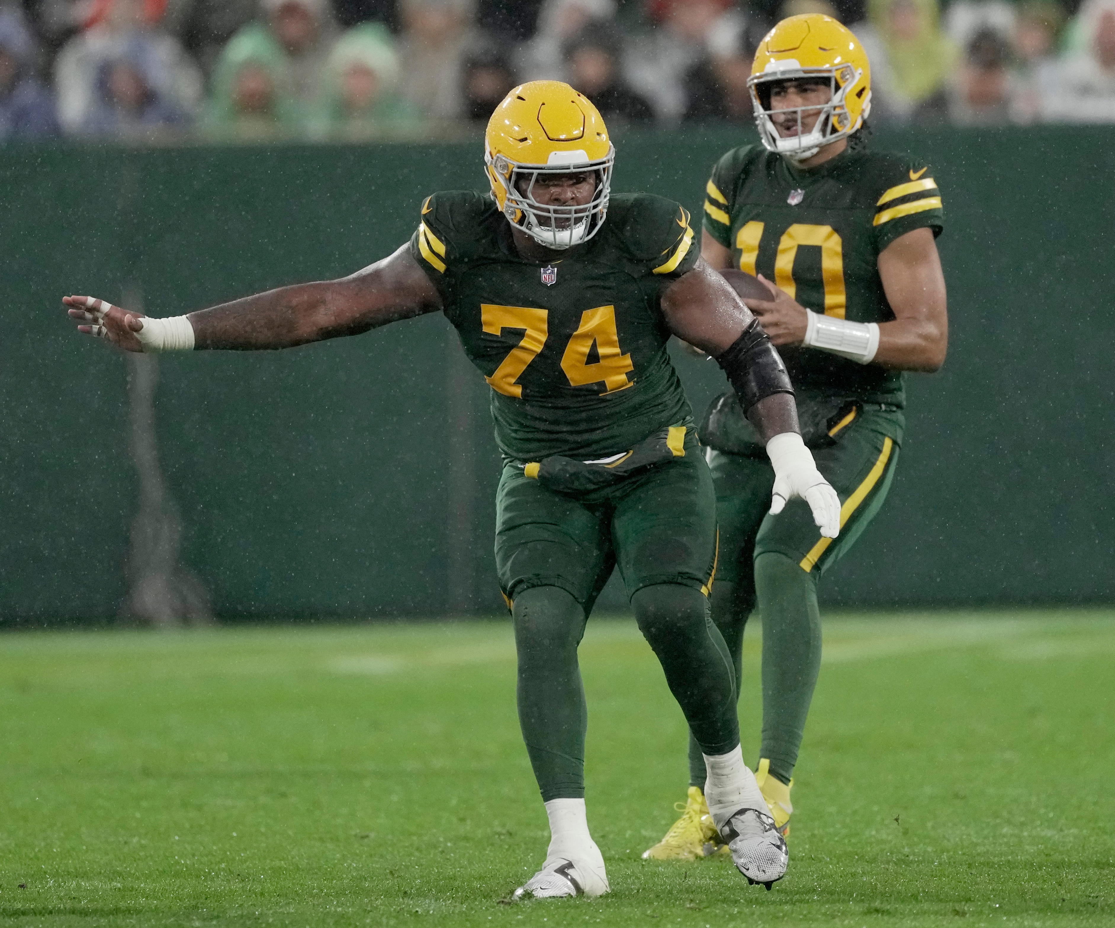 PFF sees Elgton Jenkins as top-10 NFL center entering 2025