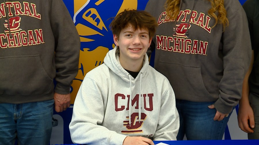 Homestead hockey’s Martinsky signs with Central Michigan