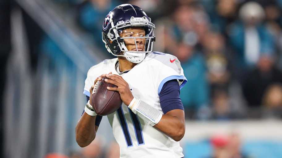 Patriots Sign Former Titans QB