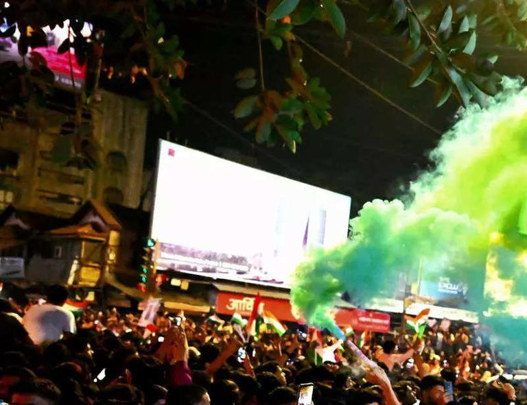 Chaos erupts on FC Road as 2 groups clash during celebrations of India ...