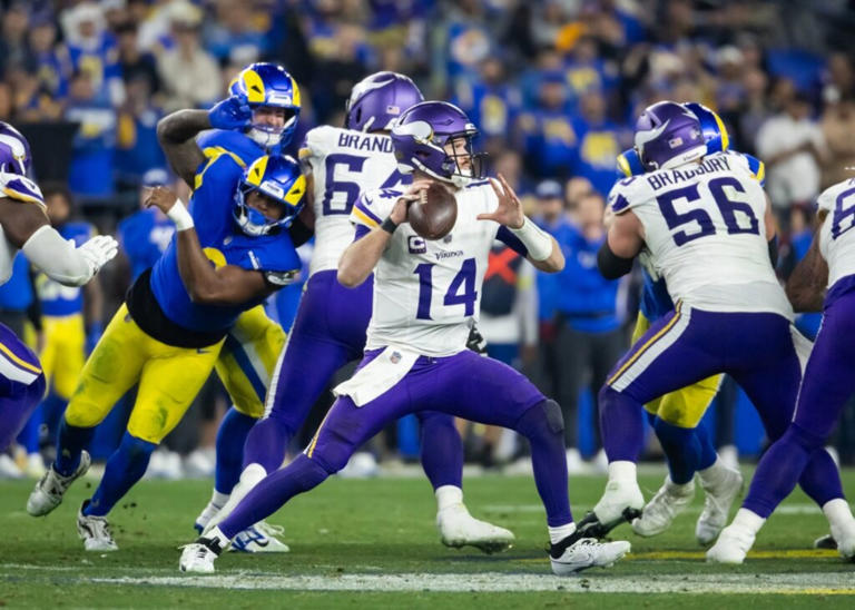 Report: 14-Win Quarterback Signs Contract With Seattle Seahawks