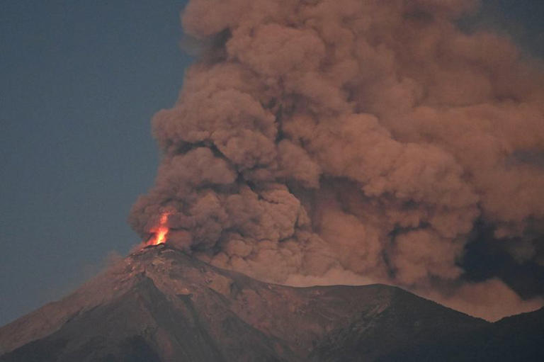 Terrifying moment huge 'Volcano of Fire' erupts in Guatemala as 30,000 ...
