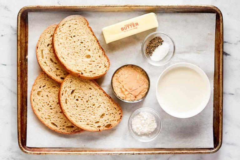 Creamed tuna on toast