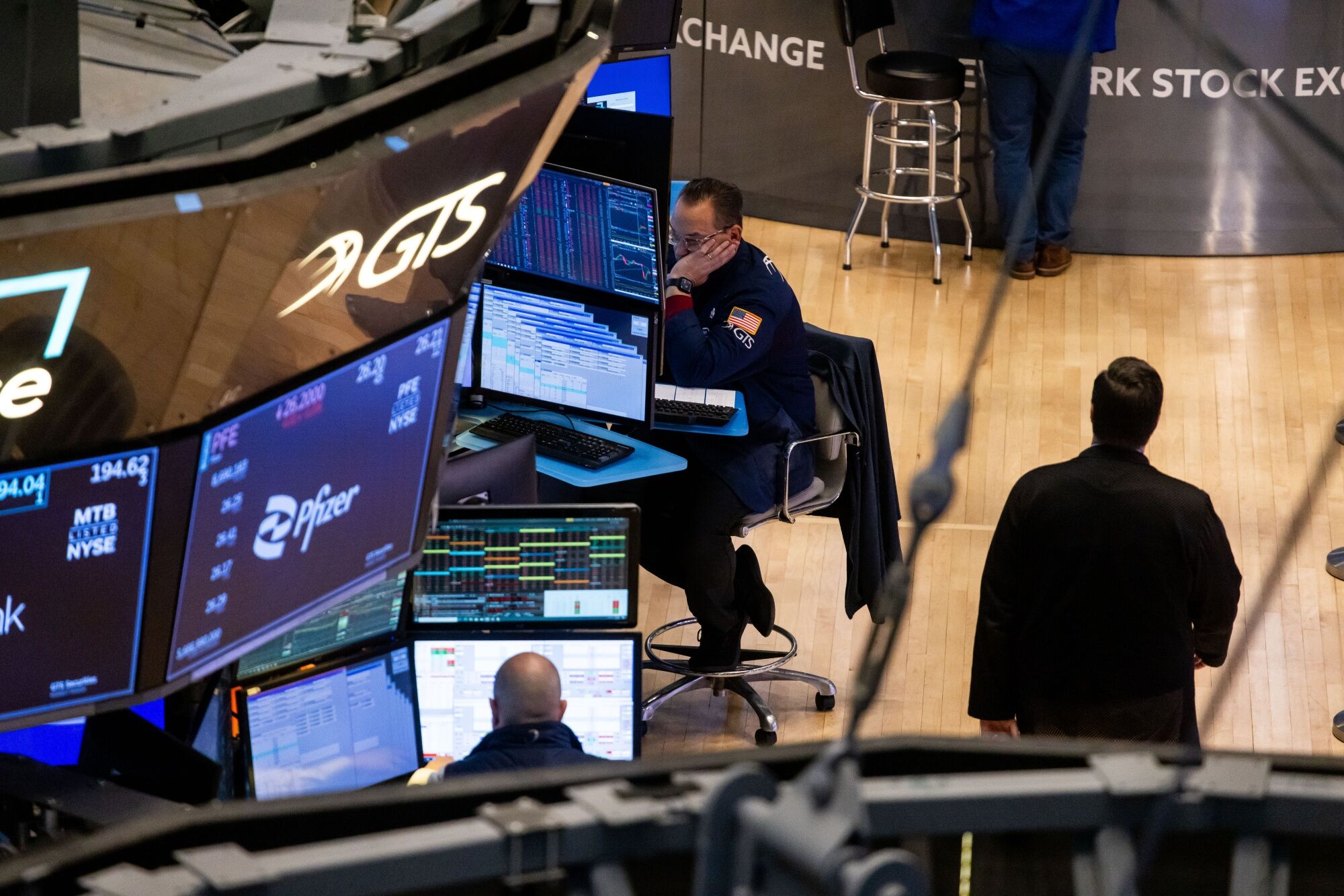 Nasdaq 100 se hunde 3%; temores por crecimiento impulsan bonos