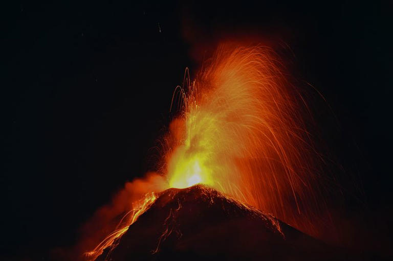 Terrifying moment huge 'Volcano of Fire' erupts in Guatemala as 30,000 ...