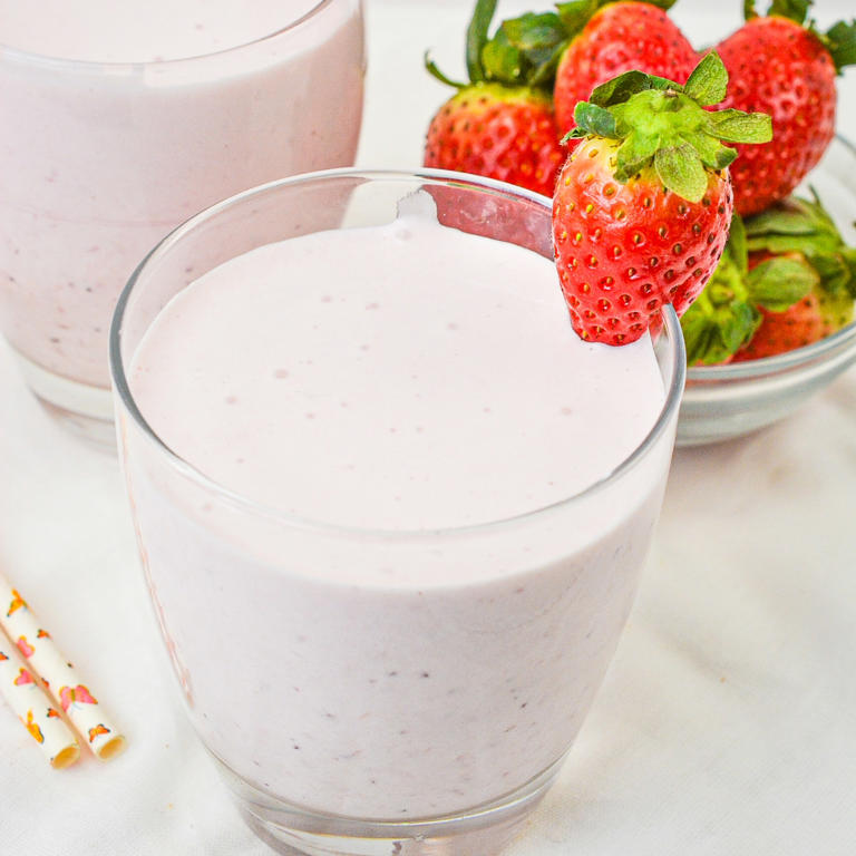 Keto Strawberry and Banana Protein Smoothie Recipe