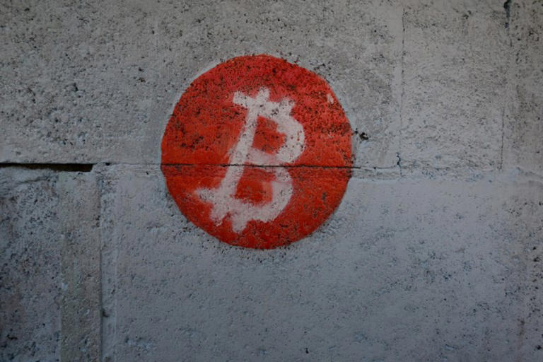 Le bitcoin plonge à son niveau le plus bas depuis quatre mois