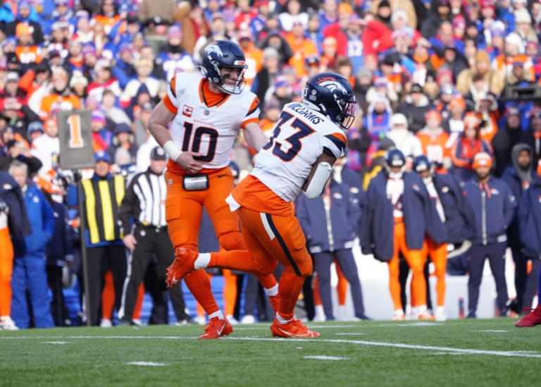 Report: 1,200-Yard Running Back Signs Contract With Dallas Cowboys