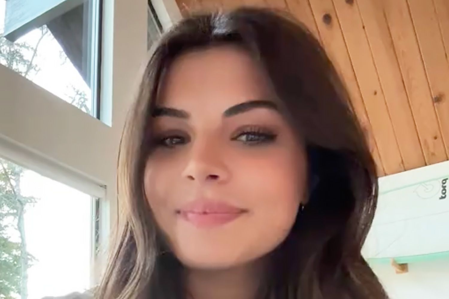 Plane Passenger Who Went Viral for Sharing Romantic Note from Pilot ...