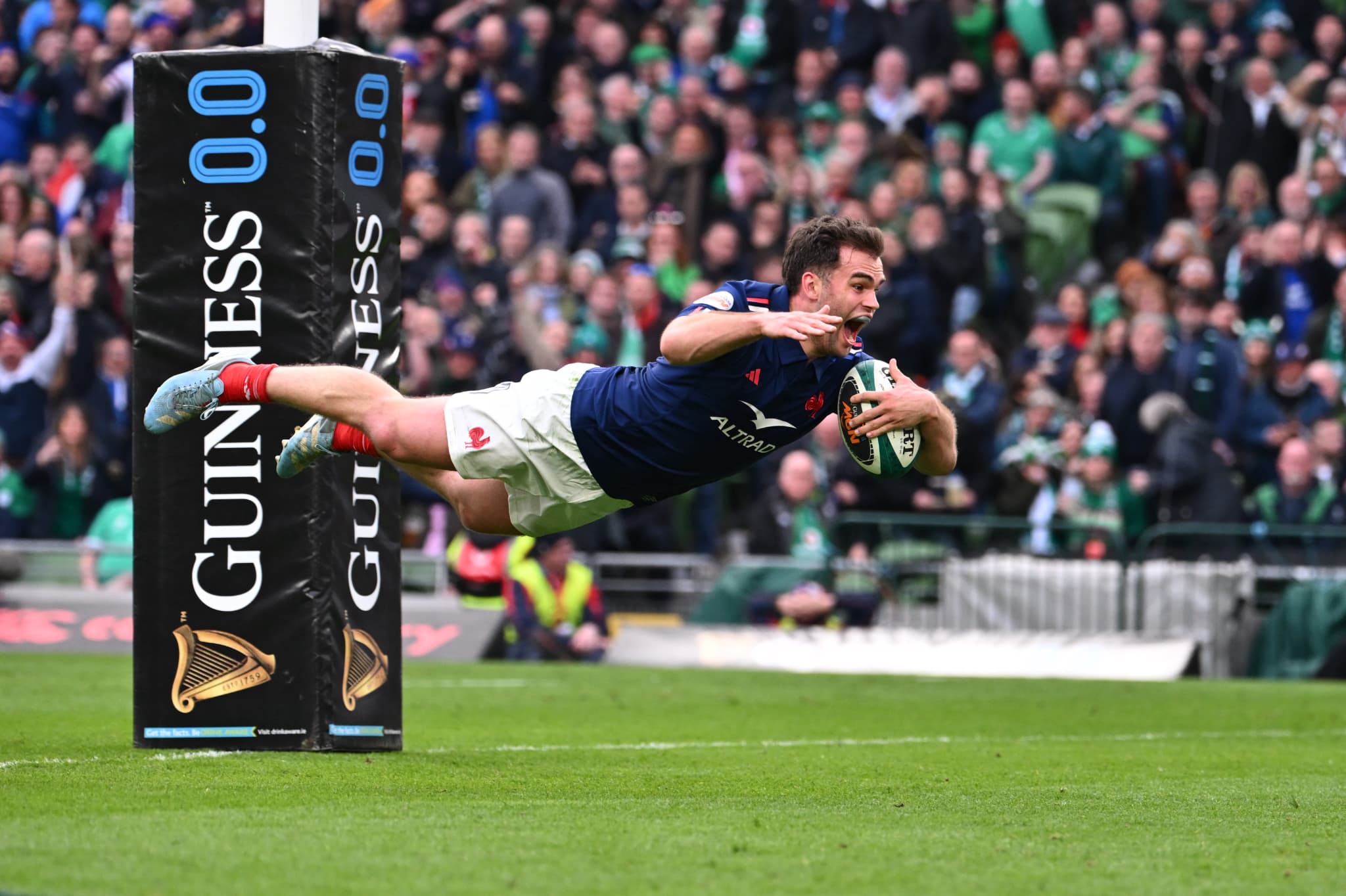 XV de France: "Un dynamiteur", Blanco adoube Penaud, qui a égalé son ...